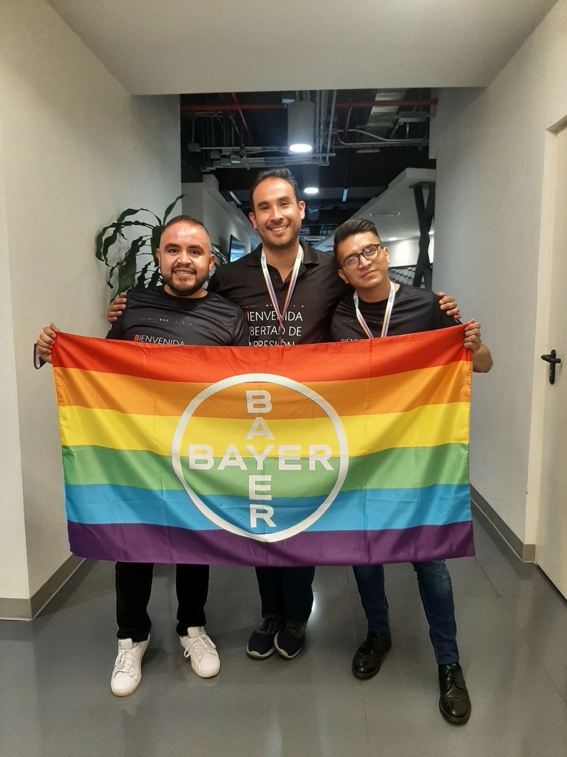 La empresa Bayer México se pinta de arcoíris - Revista Ganar-Ganar